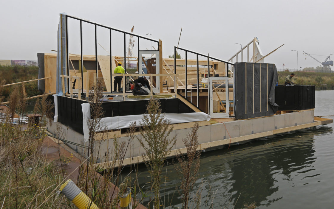 VIDEO : Eerste drijvende woning groeit zienderogen - DordtCentraal | Gratis huis-aan-huis-krant ...