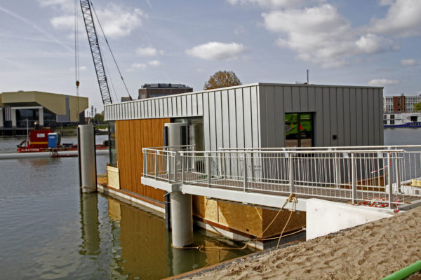 Eerste waterwoning meert aan bij Stadswerven - DordtCentraal | Gratis huis-aan-huis-krant voor ...