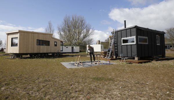 VIDEO: Eerste tiny houses Tussentij geplaatst - DordtCentraal | Gratis huis-aan-huis-krant voor ...