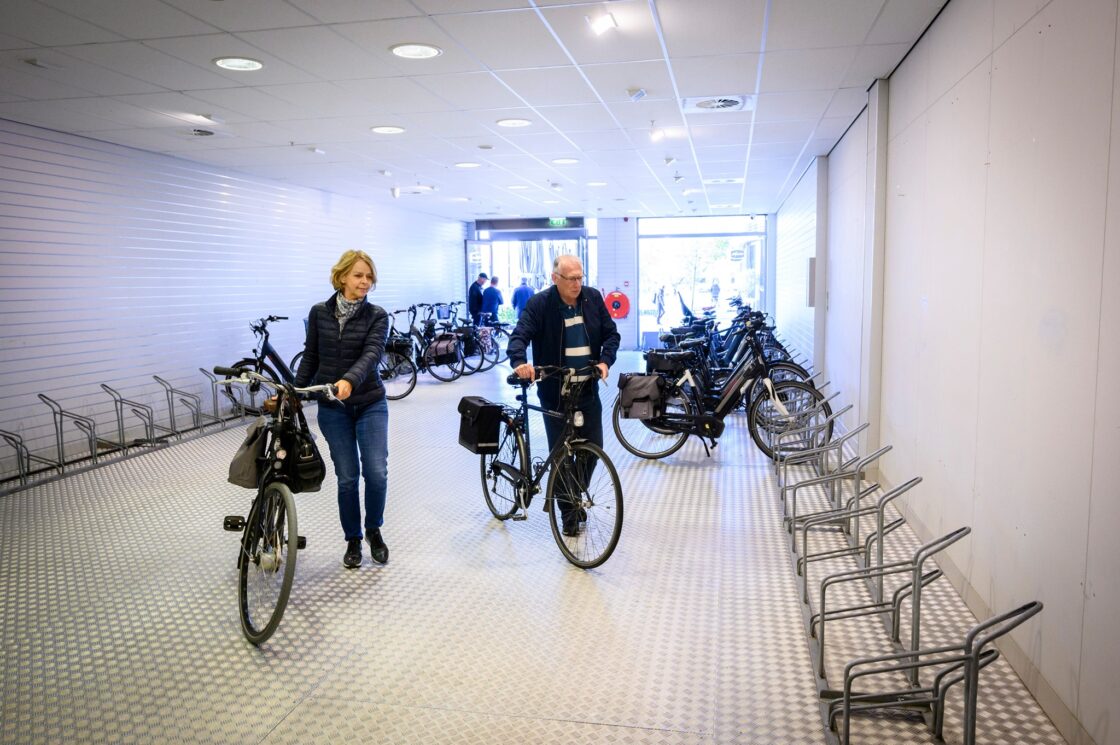 Overdekte fietsenstalling bij De Meent geopend - DordtCentraal | Gratis ...