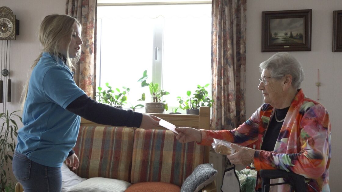 Helpende Handen deelt ‘Da Vinci College-koekjes’ uit - DordtCentraal ...
