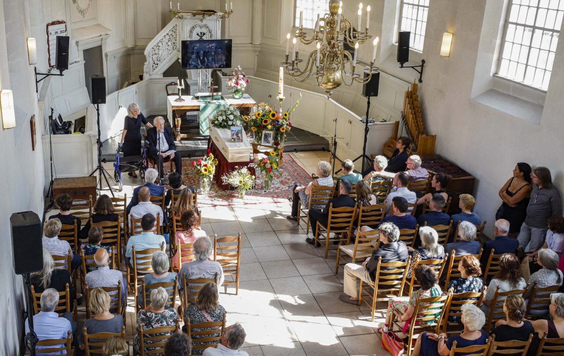 Drukbezocht afscheid van schrijver-journalist Frits Baarda ...
